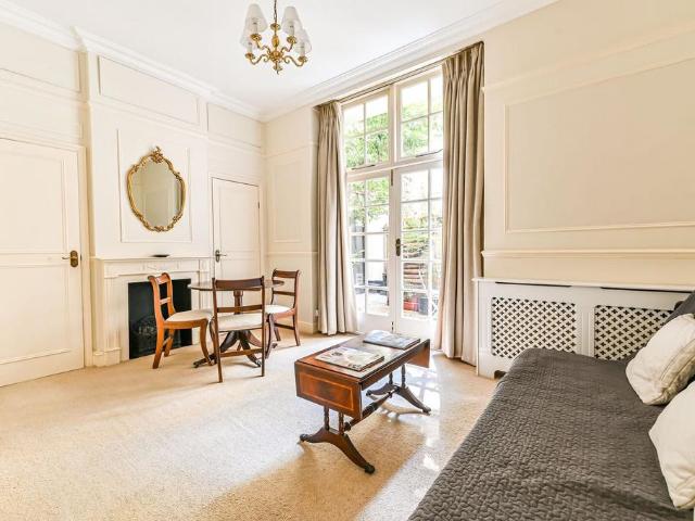 Warwick Square, Pimlico, London, SW1V Studio to rent £1,950 pcm £450 pw