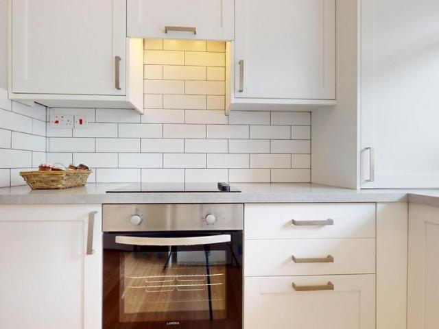 Warwick Way LONDON SW1V 1RX 2 bed apartment to rent £3,010 pcm £695 pw