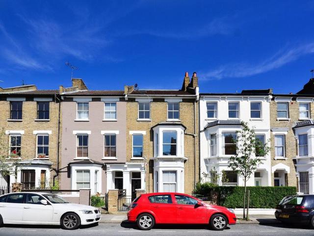 Warbeck Road, Shepherd's Bush. 3 bed maisonette to rent £3,400 pcm £785 pw