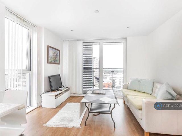 Ward Road, London, E15 2 bed flat to rent £2,450 pcm £565 pw