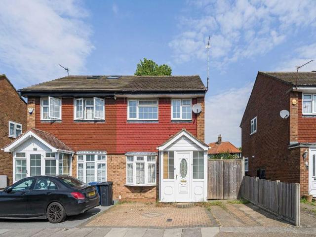 Wardell Close, London NW7 3 bed semi detached house to rent £2,400 pcm £554 pw