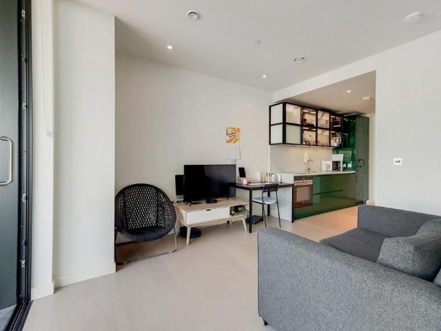 Wardian, Canary Wharf, London, E14 Studio to rent £2,405 pcm £555 pw