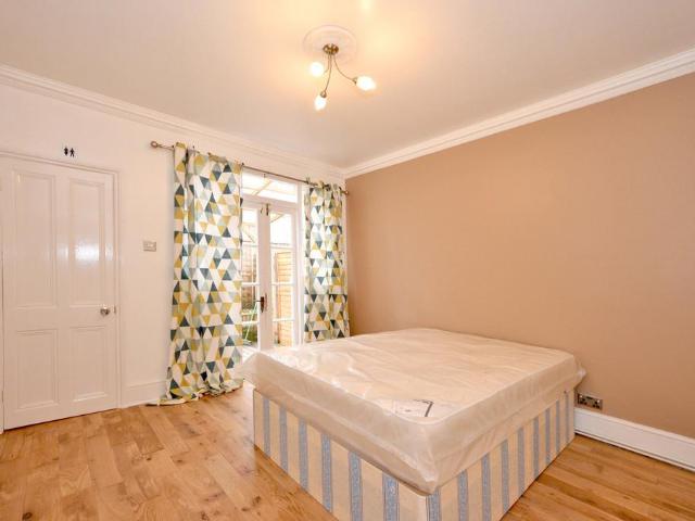 Wardo Avenue, London, SW6 3 bed flat to rent £3,250 pcm £750 pw