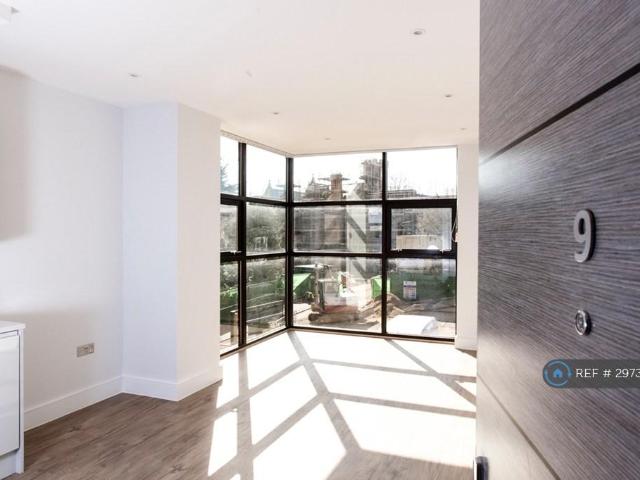 Wardour Place, Slough, SL1 1 bed flat to rent £1,320 pcm £305 pw