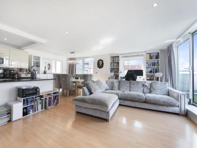 Wards Wharf Approach, Royal Docks. 3 bed apartment to rent £3,198 pcm £738 pw