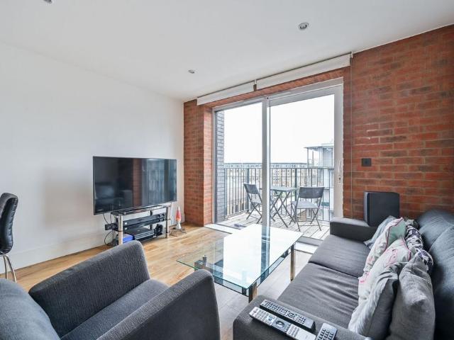 WAREHOUSE COURT, MAJOR DRAPER STREET. 2 bed flat to rent £2,230 pcm £515 pw