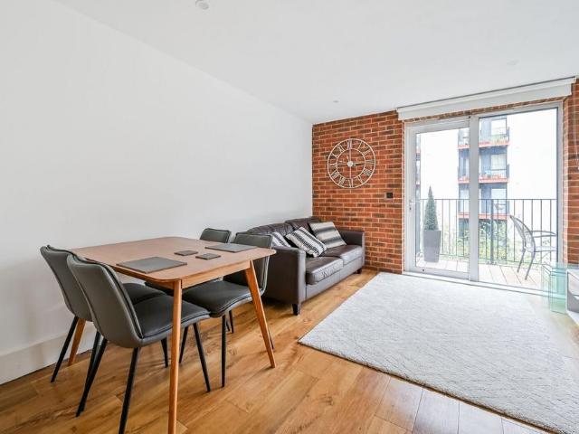 WAREHOUSE COURT, NO 1 STREET. 1 bed flat to rent £1,850 pcm £427 pw