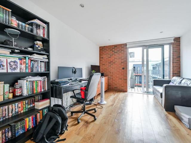 Warehouse Court, Woolwich, London, SE18 1 bed flat to rent £1,850 pcm £427 pw