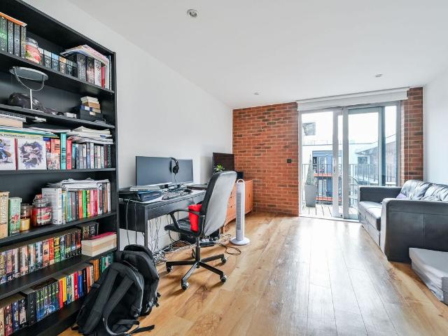 Warehouse Court, Woolwich, London SE18, 1 bed flat to rent, £1,850 pcm | PrimeLocation