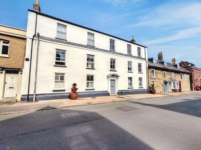 Wareham 2 bed flat to rent £1,050 pcm £242 pw