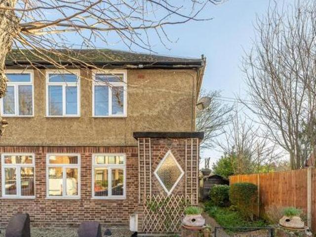 Warfield Road, Hampton, 2 Bedroom Maisonette