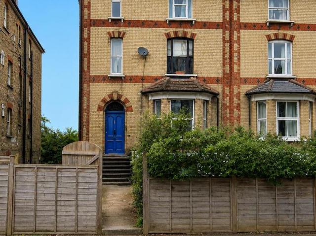 Warham Road, South Croydon 2 bed flat to rent £1,750 pcm £404 pw