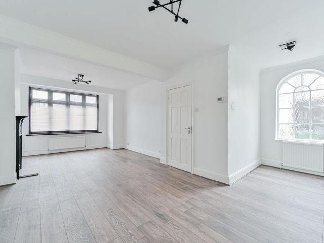 Warland Road, Shooters Hill, London. 3 bed semi detached house to rent £2,818 pcm £650 pw