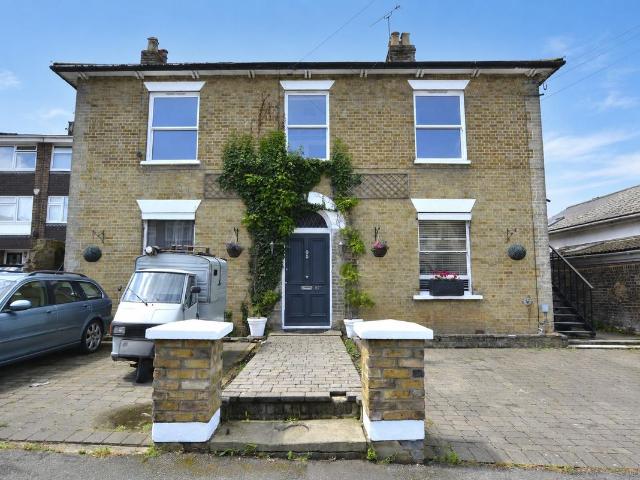 Warley Hill, Warley, Brentwood CM14, 3 bed flat to rent, £1,850 pcm | PrimeLocation