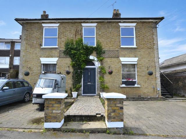 Warley Hill, Warley, Brentwood 3 bed apartment to rent £1,850 pcm £427 pw