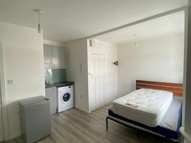 Warlingham Road, Thornton Heath CR7, Studio to rent, £1,300 pcm | PrimeLocation
