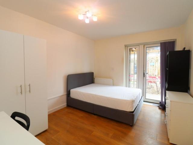 Warm and cosy double bedroom in New Charlton Has a Room