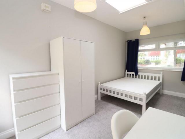 Warm en suite bedroom in a shared flat in brixton Has a Room