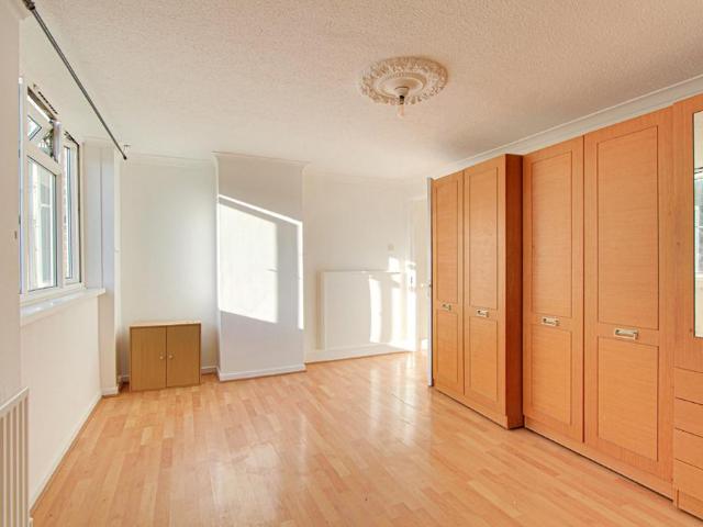 Warminster Gardens, Croydon, SE25 2 bed maisonette to rent £1,650 pcm £381 pw