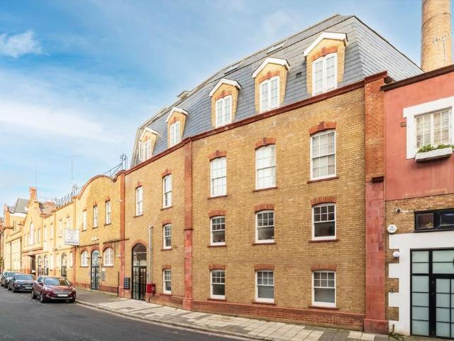 Warple Way, London W3 2 bed flat to rent £2,400 pcm £554 pw