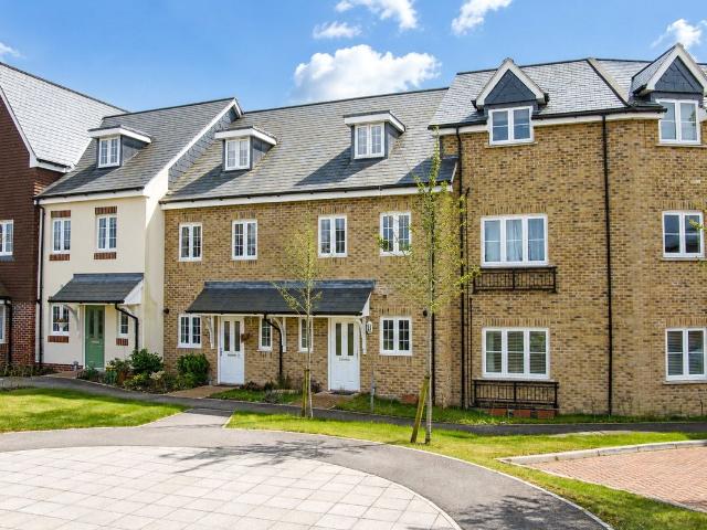 Warren Close, Farnham, Surrey GU9, 3 bed terraced house to rent, £2,000 pcm | PrimeLocation