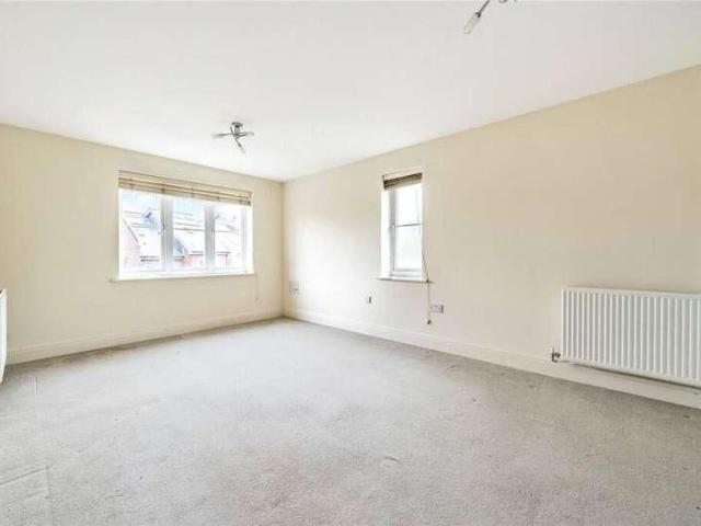 Warren Close, Farnham, Surrey, GU9