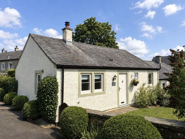 Warren Fold, Hurst Green BB7, 2 bed bungalow to rent, £1,295 pcm | PrimeLocation