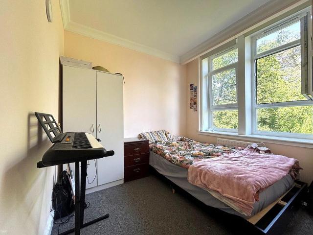 Warren Fields, Valencia Road, London 3 bed apartment to rent £2,450 pcm £565 pw