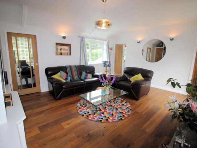 Warren Lane, Woking, Surrey, GU22 8XB