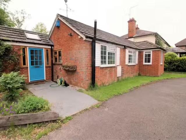 Warren Lane, Woking, Surrey, GU22 8XB