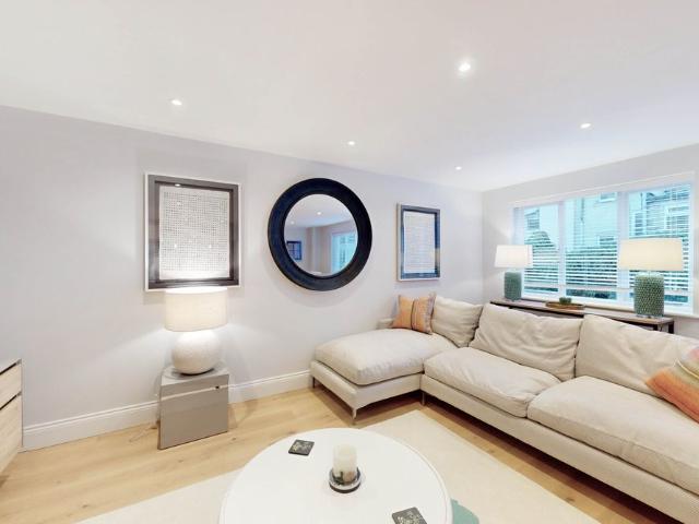 Warren Mews, Fitrovia, W1T