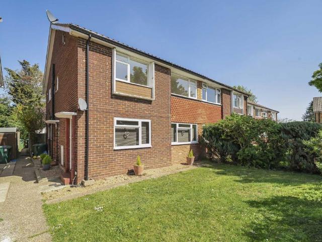 Warren Road, Ashford TW15 2 bed maisonette to rent £1,650 pcm £381 pw