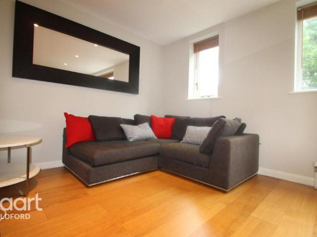 Warren Road, Guildford 3 bed maisonette to rent £2,095 pcm £483 pw