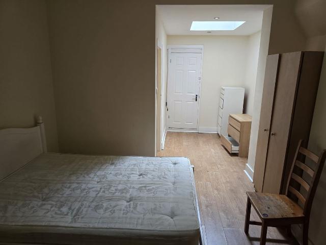 Warren Road, Leyton E10, Room to rent, £1,000 pcm | PrimeLocation