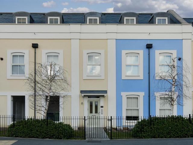 Warren Road, Reigate 2 bed apartment to rent £1,850 pcm £427 pw