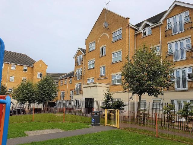 Warren Way, Edgware 2 bed flat to rent £1,600 pcm £369 pw