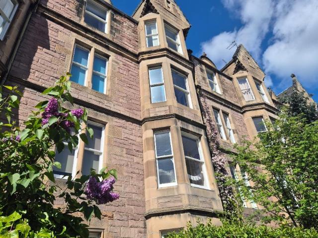 Warrender Park Road, Marchmont. 3 bed flat to rent £2,625 pcm £606 pw