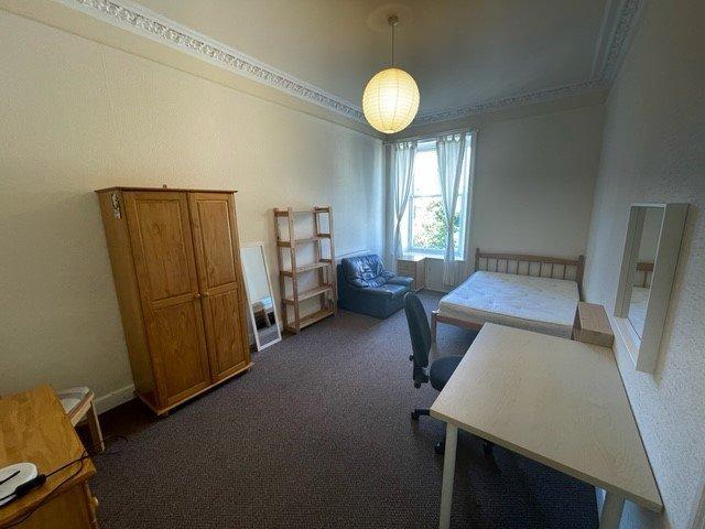 Warrender Park Road, Edinburgh. 3 bed flat to rent £2,475 pcm £571 pw