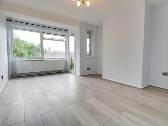 Warrenhurst Court, Bromley BR1 2 bed apartment to rent £1,750 pcm £404 pw