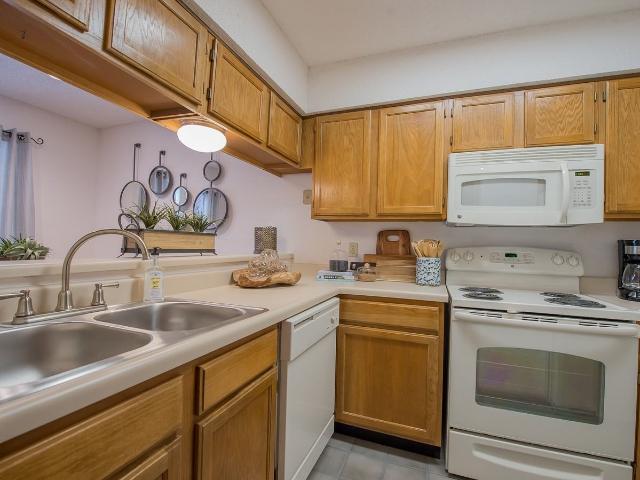 Warrington Apartments 1 Bedroom Apartment for Rent at 12700 N Macarthur Blvd, Oklahoma City, OK 73142 Val Verde