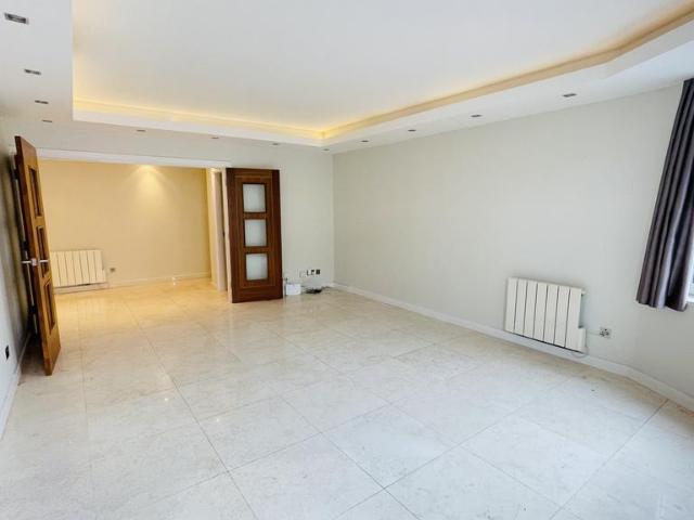 Warrington Gardens, London W9 3 bed flat to rent £4,800 pcm £1,108 pw