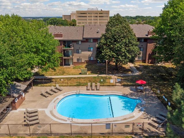Washington Manor 2 Bedroom Apartment for Rent at 3901 Woodland Ave, West Des Moines, IA 50266