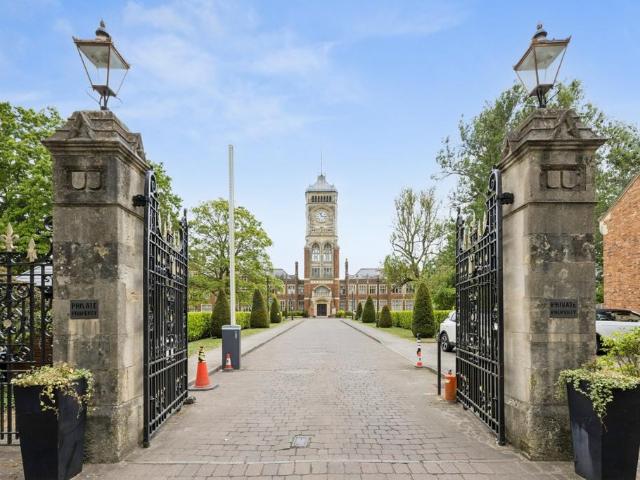 Washington House Bushy WD23 3 bed flat to rent £4,000 pcm £923 pw