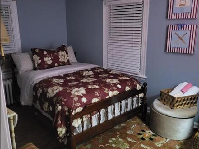 Washington House: Equipped with Tvs Wifi a coffee bar & modern conveniences. Walking distance to bus stops and Metro subway stations the orange and blue lines. Close to grocery stores cvs, shopping, local pubs bars and nightlife