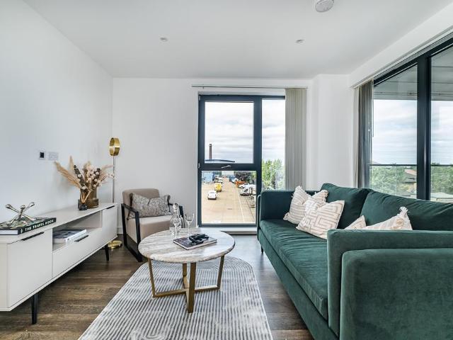 Watteau Square, Croydon, CR0 3 bed flat to rent £2,200 pcm £508 pw