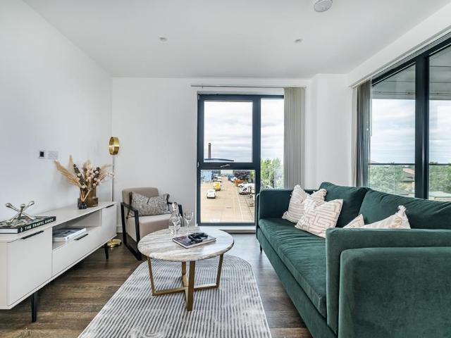 Watteau Square Croydon CR0 3 bed flat to rent £2,291 pcm £529 pw