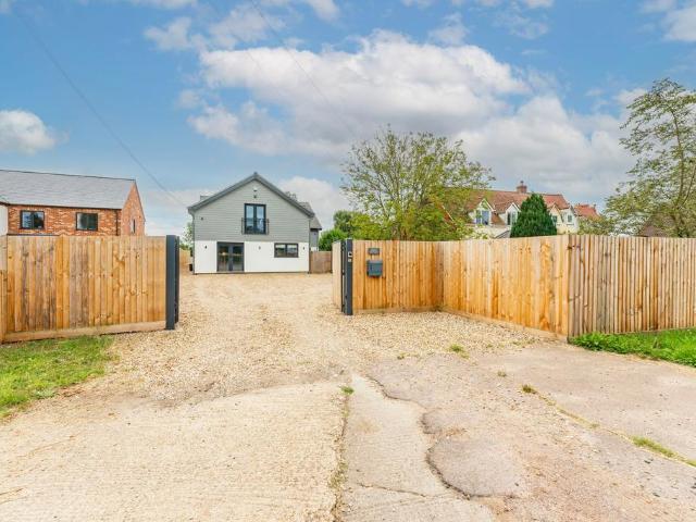 Watton Road, Hingham, NR9 5 bed detached house to rent £3,100 pcm £715 pw