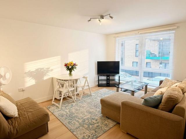 Watts Grove, London, E3 2 bed apartment to rent £2,150 pcm £496 pw