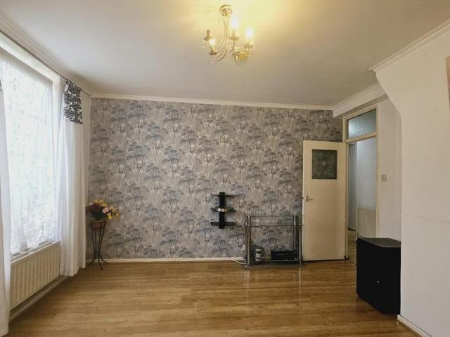 Watts Street, London E1W 2 bed flat to rent £2,500 pcm £577 pw