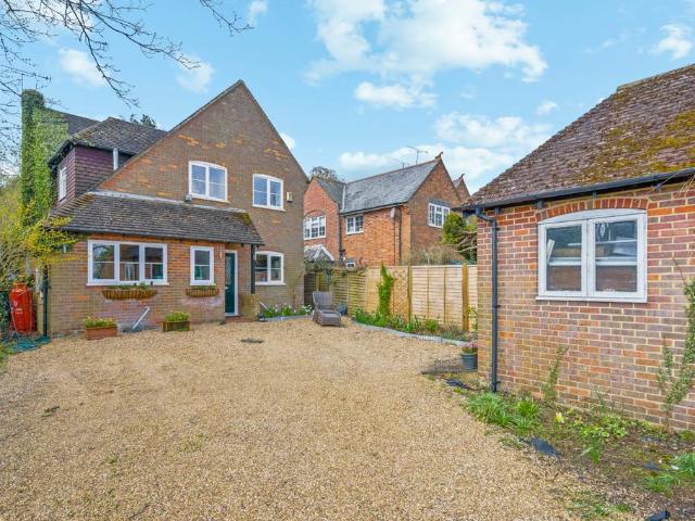 Water End Road, Studley Green, High. 4 bed detached house to rent £2,450 pcm £565 pw